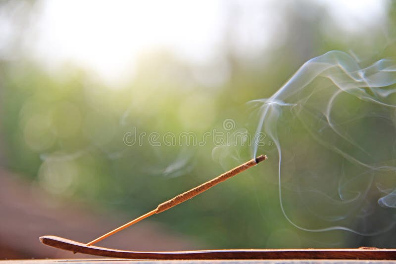 Vara E Fumo Do Incenso Do Burning Do Incenso Fumo Bonito B Imagem de ...