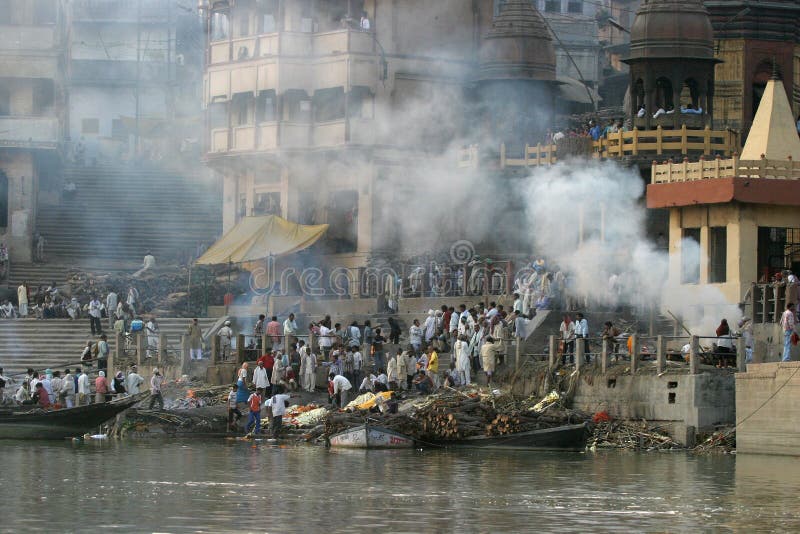 Varanasi cremation ghat editorial image. Image of prayer - 8342045