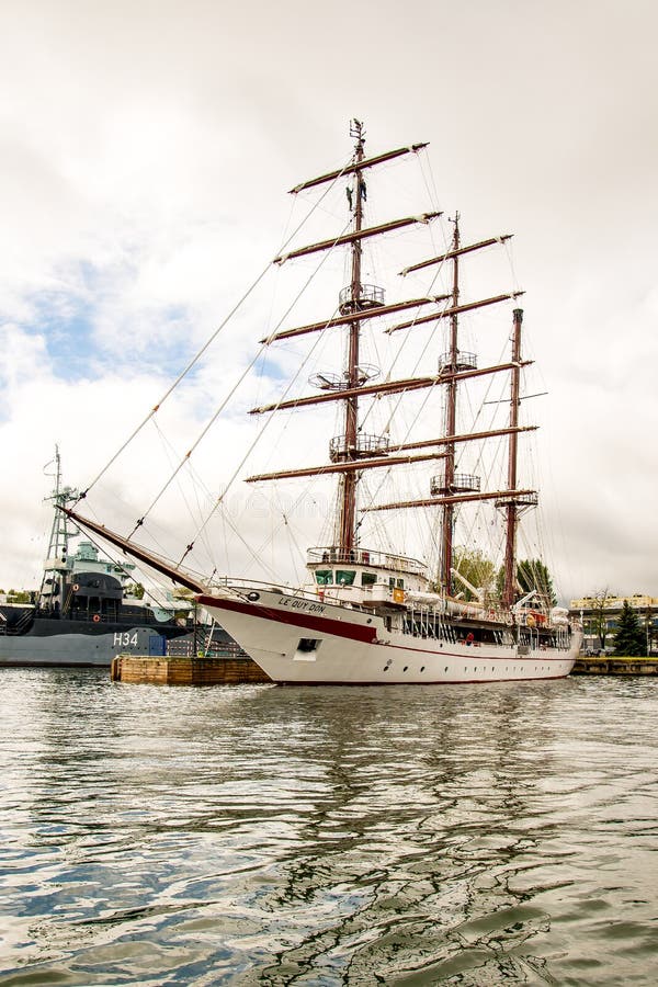 Het Varende Schip Van De Schroef Stock Foto - Image of overzicht ...