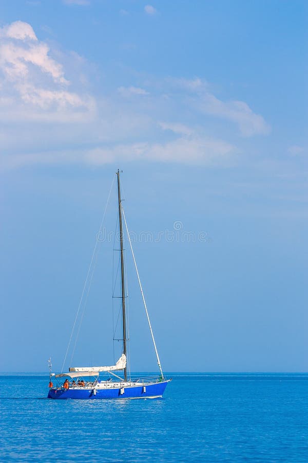 Varende boot op volle zee stock foto. Image of recreatief - 30520876