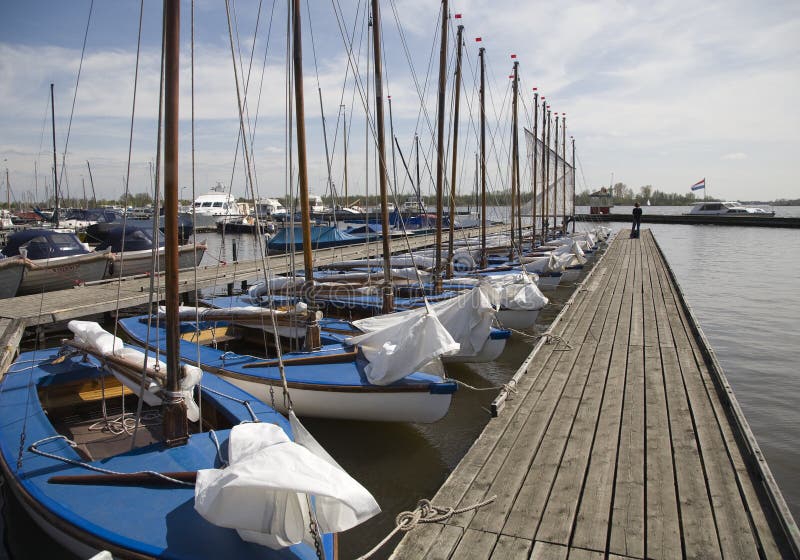 Varende boten 1 stock afbeelding. Image of pier, klein - 5011841