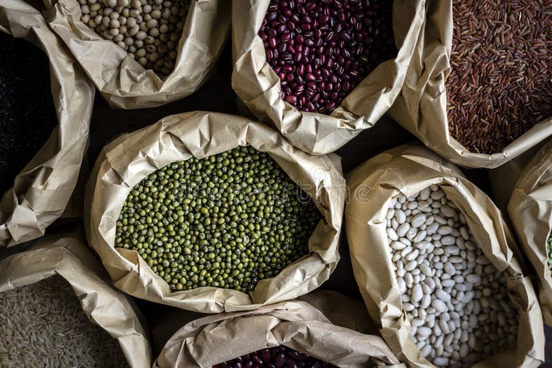 Vari Tipi Di Fagioli in Sacchi Multipli Immagine Stock - Immagine di ...