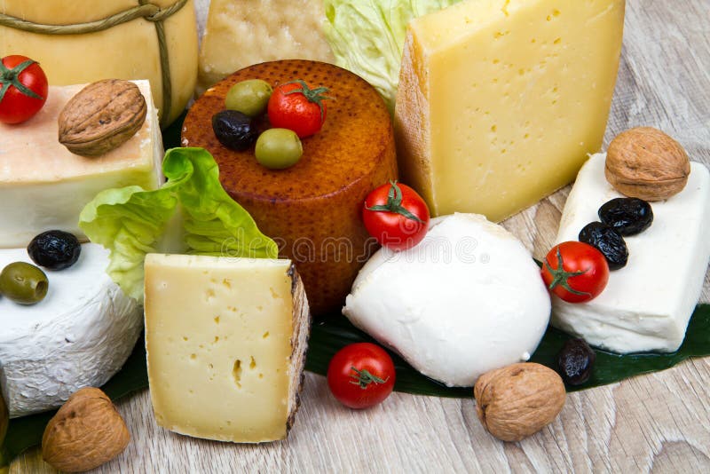 Vari Tipi Di Formaggi Su Legno Immagine Stock - Immagine di pomodori ...