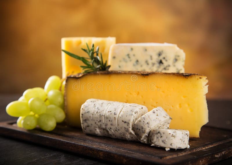 Vari tipi di formaggi immagine stock. Immagine di marrone - 50392951