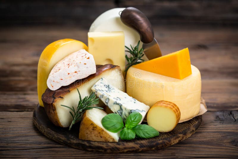 Vari tipi di formaggi fotografia stock. Immagine di buongustaio - 98457946