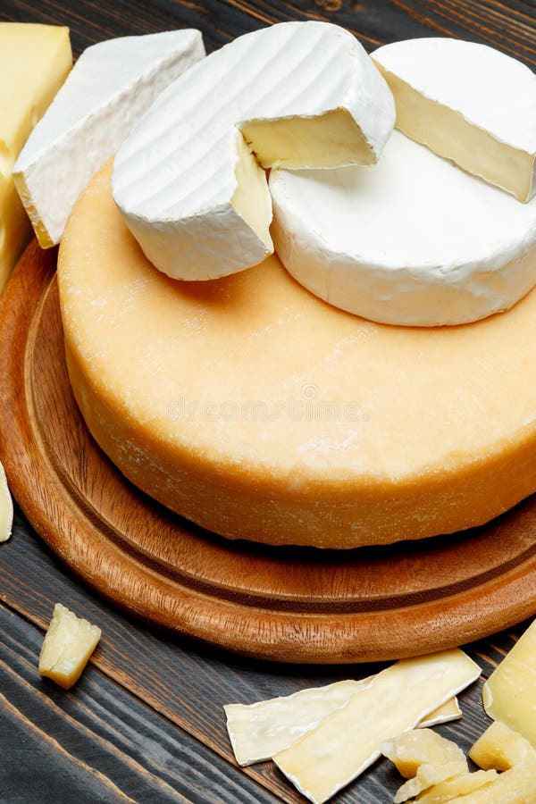 Vari Tipi Di Formaggi - Parmigiano, Brie, Roquefort, Cheddar Fotografia ...
