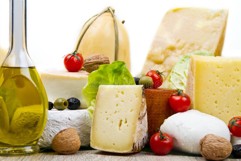 Vari Tipi Di Formaggi Su Legno Bianco Immagine Stock - Immagine di ...