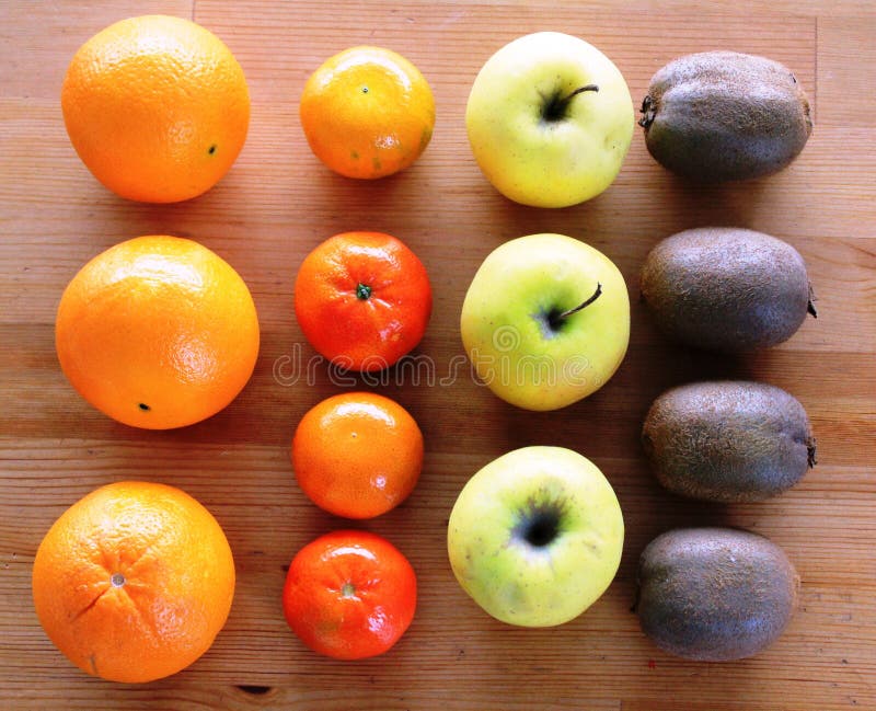Varias Frutas En La Tabla De Madera Imagen de archivo - Imagen de pocos ...