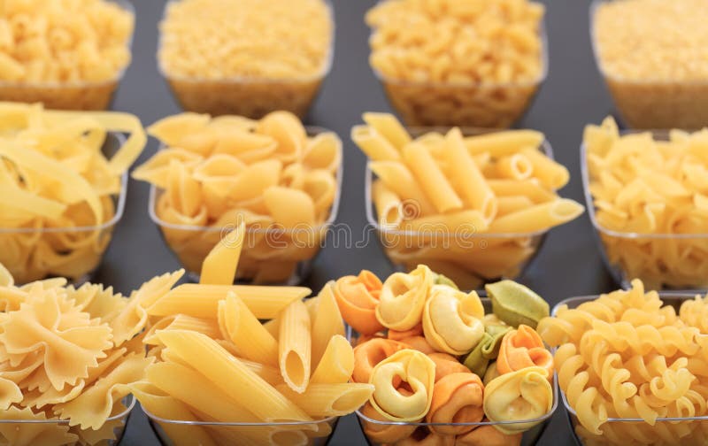 Varie forme di pasta immagine stock. Immagine di spaghetti - 74738571