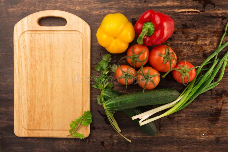 Varie Verdure E Tagliere Vuoto Fotografia Stock - Immagine di cetriolo ...