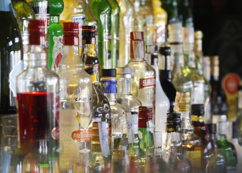 Muchas botellas de alcohol foto de archivo. Imagen de frescura - 7501170