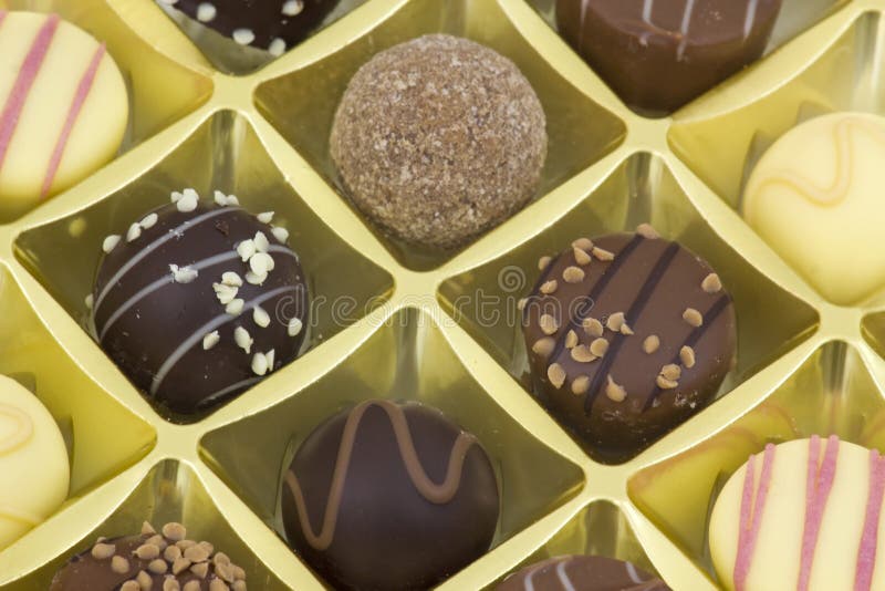 Variedad De Chocolates En Una Placa Blanca Imagen de archivo - Imagen ...