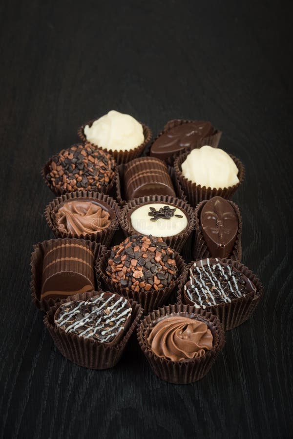 Variedad De Chocolates Hechos a Mano Imagen de archivo - Imagen de ...