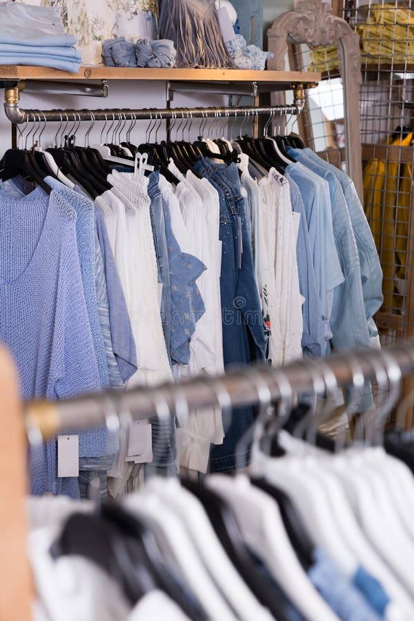 Variedad De Ropa Colorida En La Moderna Boutique Imagen de archivo ...