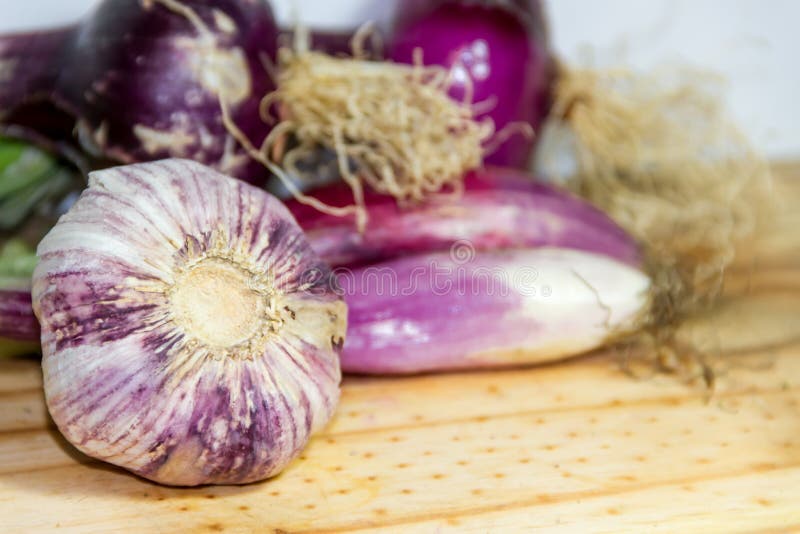 Verduras Crudas Violetas En Un Fondo Morado. Concepto Vegetal De Cocina ...