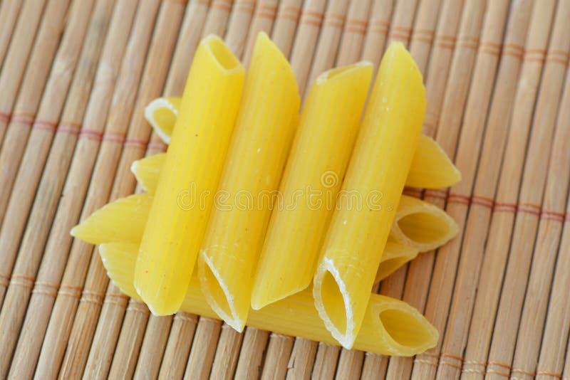 Variedade De Massas Em Sacos Transparentes Num Supermercado Foto de ...