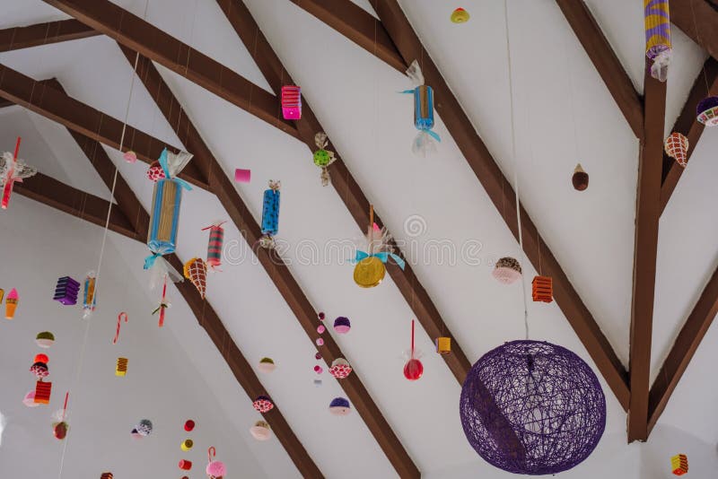 Varios Adornos Colgados Del Techo Foto de archivo - Imagen de ornamento ...