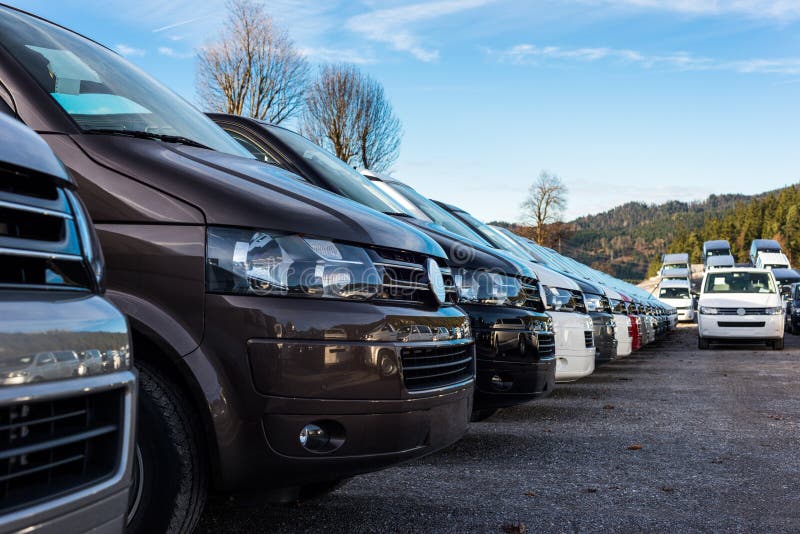 Varios Nuevos Omnibuses Del Coche Foto de archivo - Imagen de grava ...