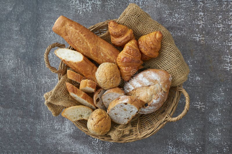 Varios Panes En Una Mezcla De Cesta De Pan Foto de archivo - Imagen de ...