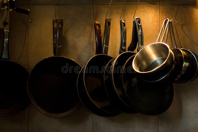 Padelle Appese Alla Parete Della Cucina Fotografia Stock - Immagine di ...