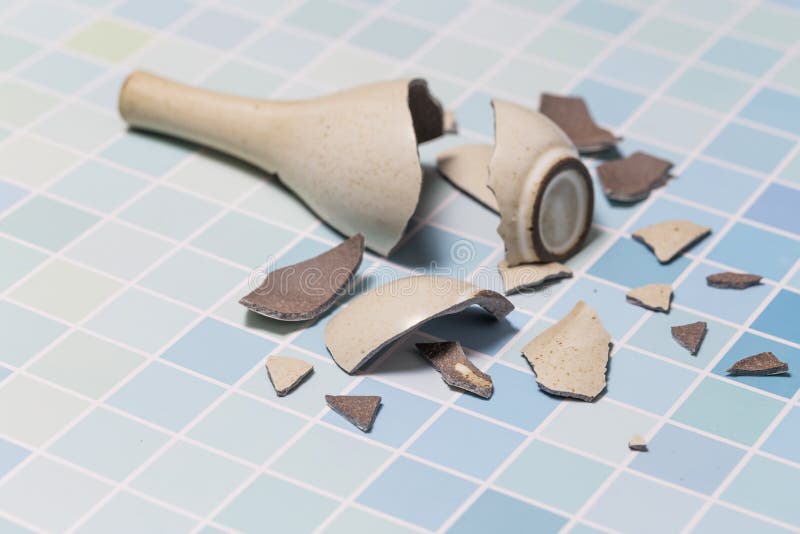 Vase Cassé Sur Le Fond Blanc Photo stock - Image du vieux, vase: 92538054