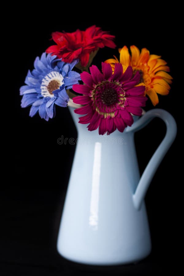 Vase et Fleurs photo stock. Image du couleurs, centrales - 19336208
