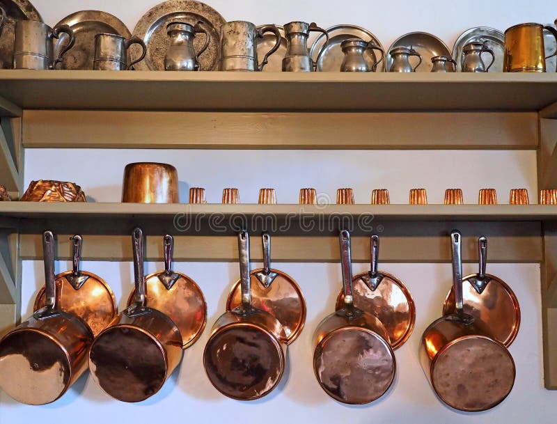 Pentole e padelle di rame fotografia stock. Immagine di appendere ...