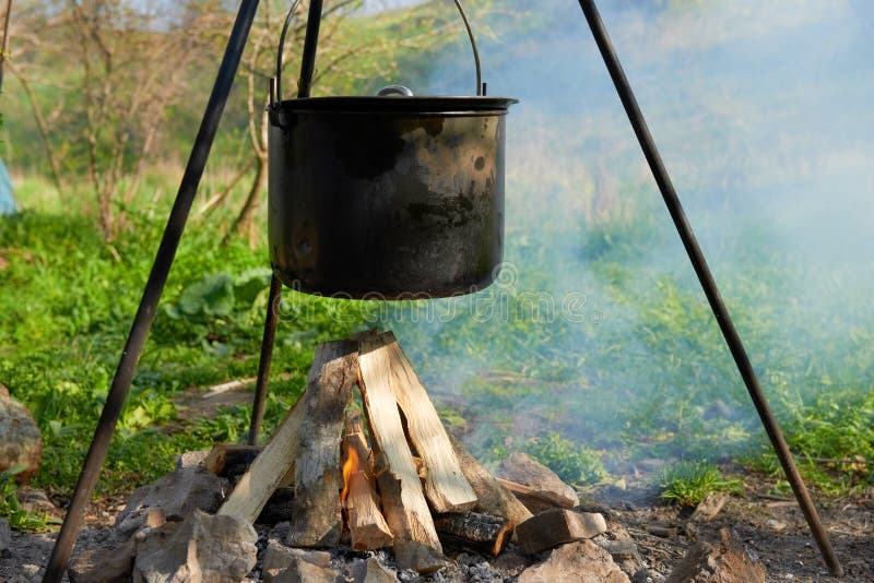 Vaso Medievale Antico Con Acqua Sul Fuoco E Sui Treppiedi Al Suppo ...