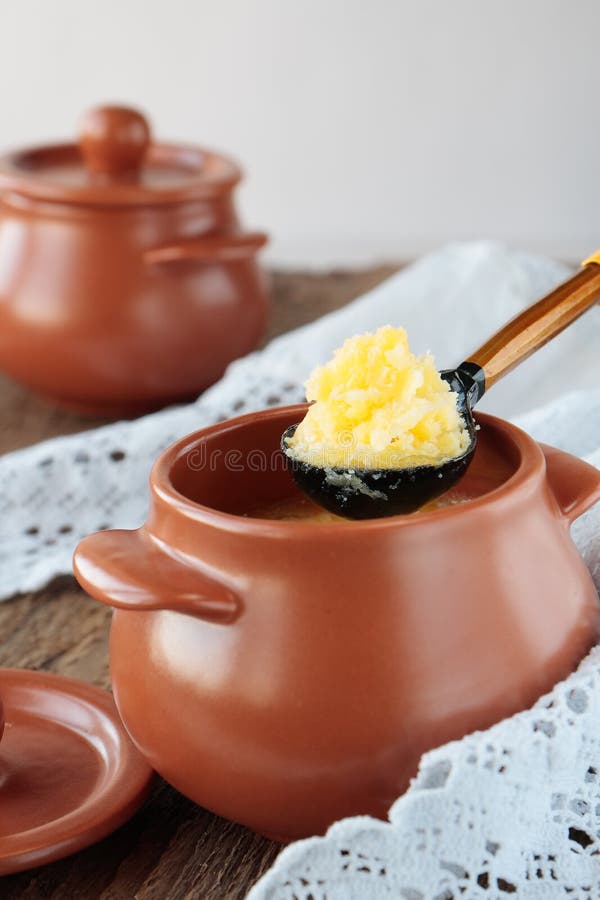 Vaso con burro fuso fotografia stock. Immagine di burro - 37745896