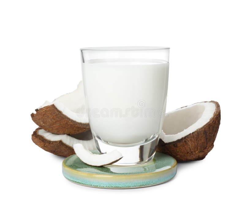 Vaso De Leche De Coco Y Cocos Aislados En Blanco Foto de archivo ...