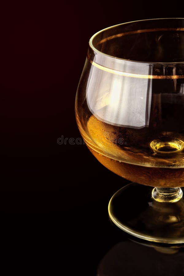 Vaso De Medida Y Jarra Con Alcohol En Un Fondo Blanco Con Foto de ...