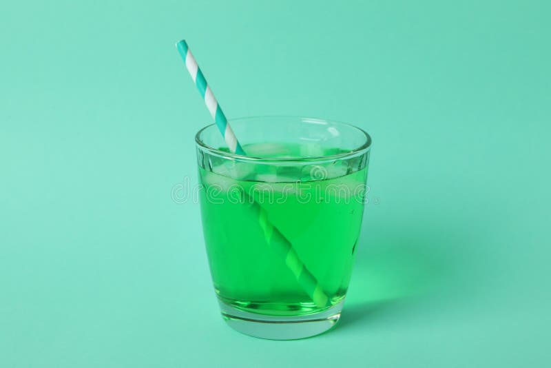 Vaso De Refresco Verde Sobre Fondo De Menta Imagen de archivo - Imagen ...