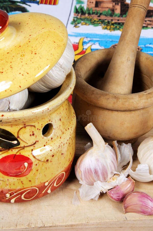 Vaso Dell'aglio Con Il Pestello Ed Il Mortaio. Immagine Stock ...
