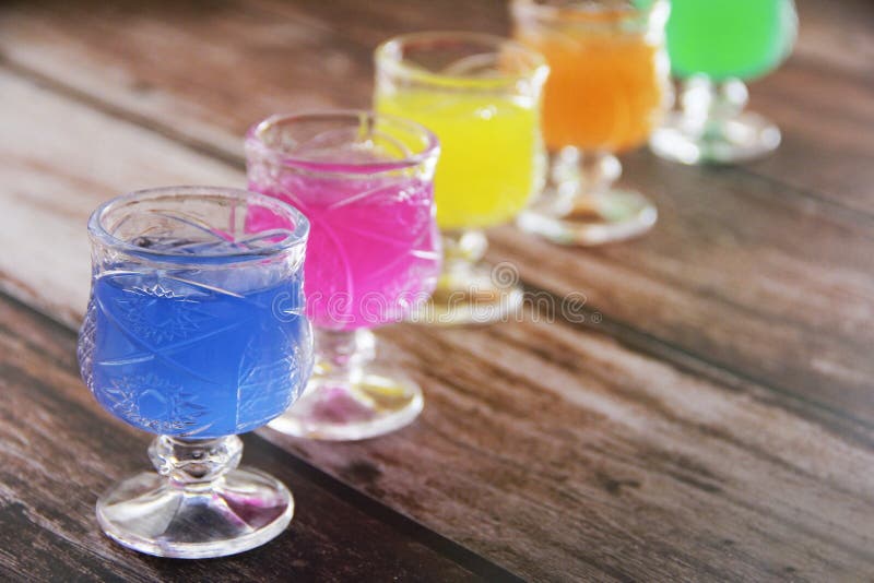 Vasos Transparentes De Vidrio Con Un Refresco Imagen de archivo ...