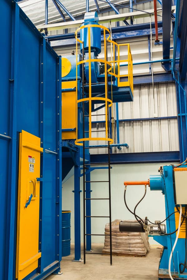 Vaste Ladder Met Veiligheidskooien Stock Afbeelding - Image of stap ...