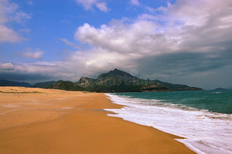 Vaste Plage Sablonneuse Au Vietnam Photo stock - Image du méditation ...
