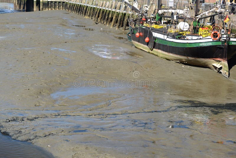 Gestrande Schepen Op Het Strand in Bretagne Redactionele Fotografie ...
