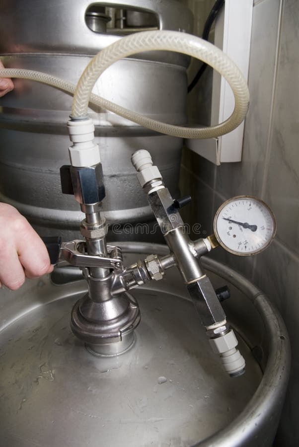 Vat bier stock foto. Image of manometer, voedsel, staaf - 3594544