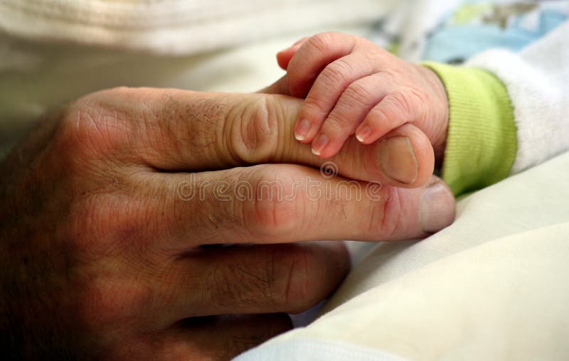 Vater, Der Einem Kind Hand Gibt Stockbild - Bild von schützend, vati ...