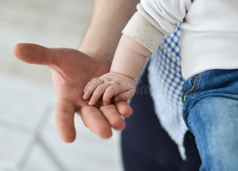Vater, Der Einem Kind Hand Lokalisiert Gibt Stockbild - Bild von mann ...