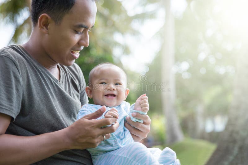 Vater, Der Spaß Mit Tochter Auf Wiese Hat Stockfoto - Bild von ...