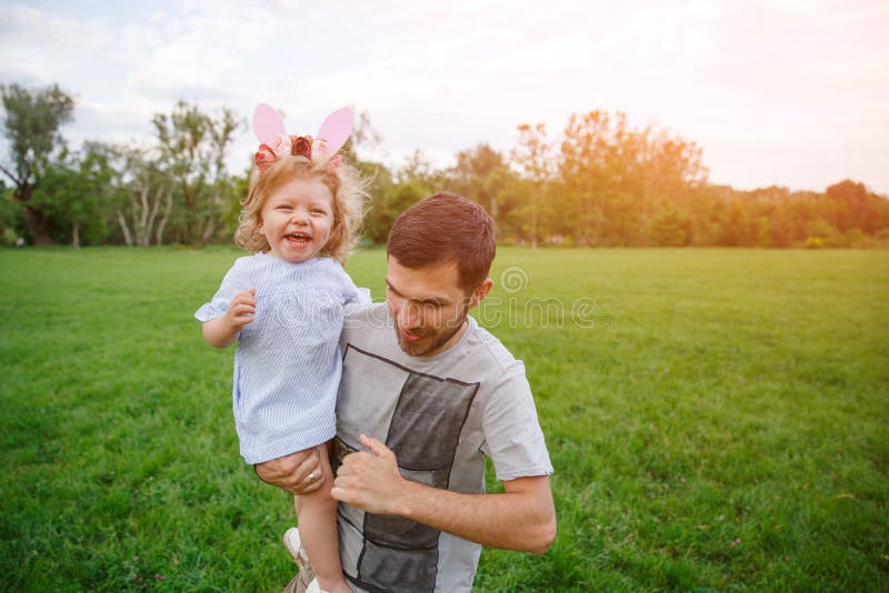 Vater, Der Spaß Mit Tochter Auf Wiese Hat Stockfoto - Bild von ...