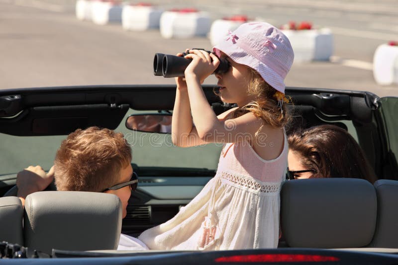 Schöne Junge Mutter Und Tochter Im Autokofferraum Bereit Stockfoto ...