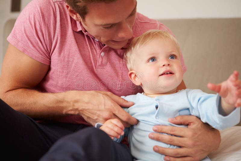 Vater, Der Das Knie Des Sohnes Mit Einem Verband Belegt Stockfoto ...