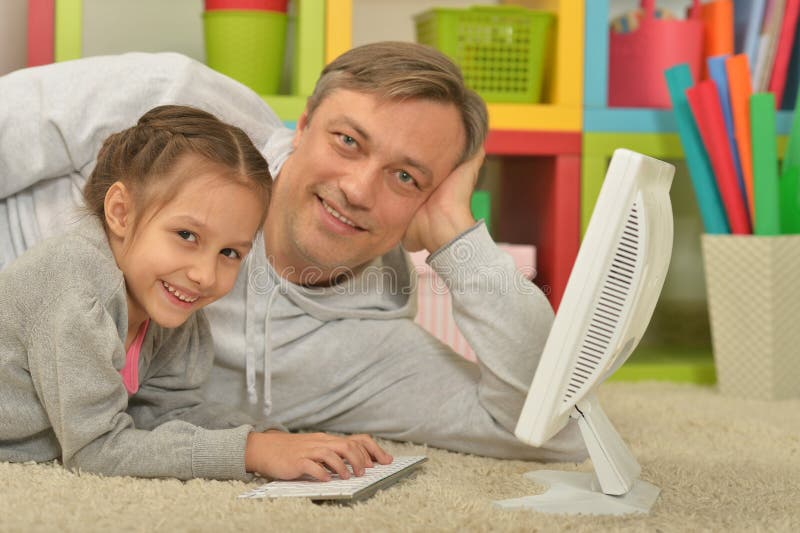 Vater Und Kleine Tochter Mit Computer Stockfoto - Bild von vater, schön ...