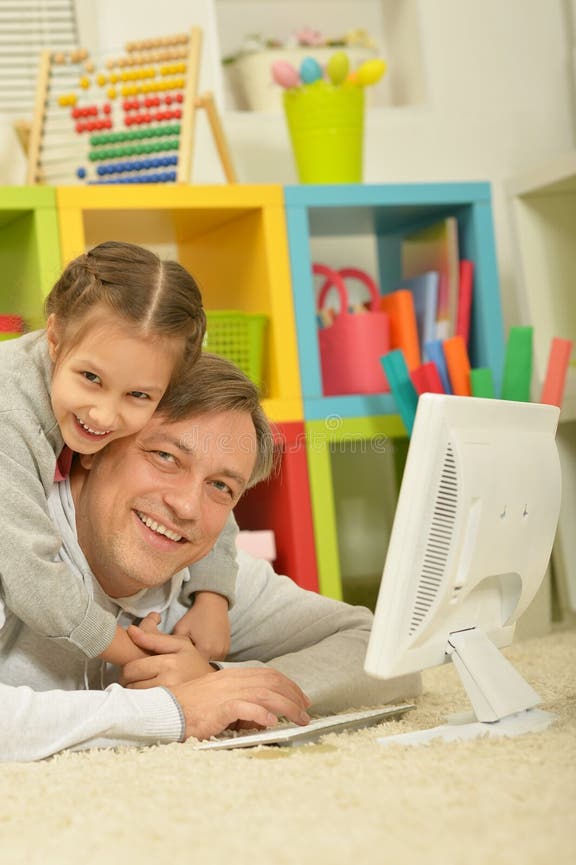 Vater Und Kleine Tochter Mit Computer Stockfoto - Bild von personen ...