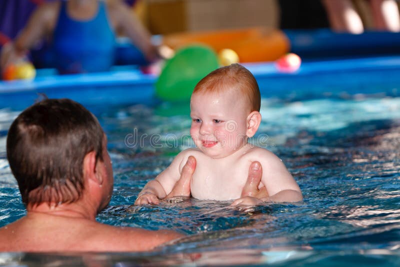 Vater und Sohn im Pool stockfoto. Bild von gesichtsbehandlung - 21504448
