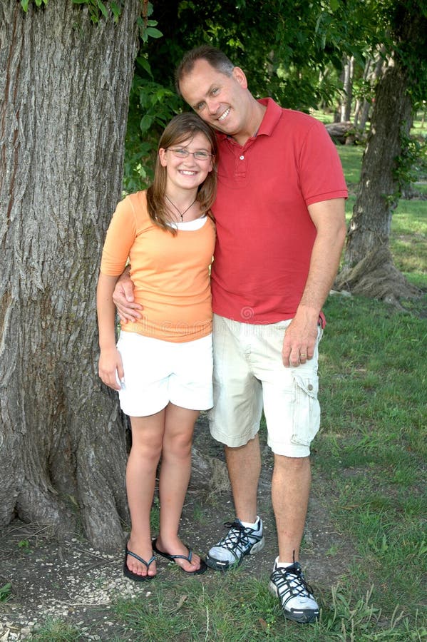 Vater und Tochter stockbild. Bild von tochter, nave, baum - 2773587