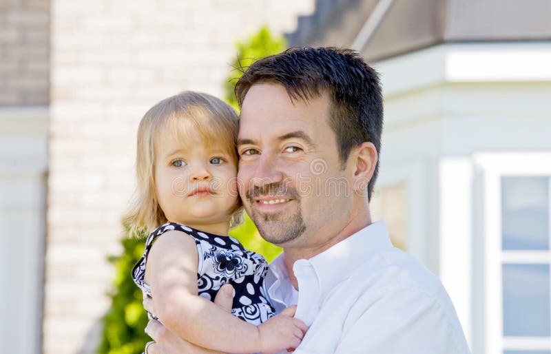 Vater und Tochter vor Haus stockfoto. Bild von mann, kindheit - 7978238