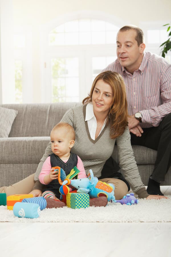 Vati, Mama und Baby stockfoto. Bild von erwachsener, ehemann - 33412976
